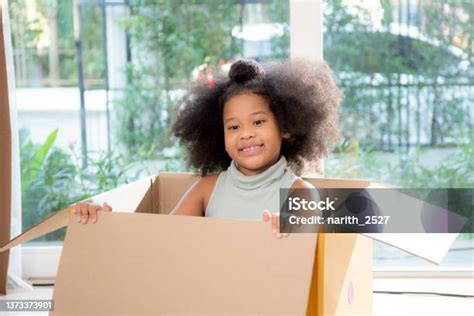 행복 아프리카 아이들은 장난과 흥분 아이 레저와 집에서 거실에서 휴식을 숨기고 가정 생활 귀엽고 표현 표정 쾌활한 가족 개념 가정 생활에 대한 스톡 사진 및 기타 이미지