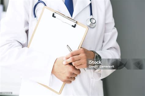 의사의 손에 빈 종이 클립 보드의 클로즈업 남성 의사는 입원 을위한 문서와 클립 보드를 들고 환자를 듣고 건강 진단에 대한 스톡 사진 및 기타 이미지 Istock