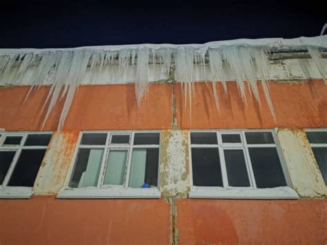 В Магадане восьмилетний мальчик погиб после схода снега с крыши детсада