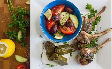 나무 절단 보드에 파란색 그릇에 그리스 샐러드와 흰 접시에 양고기 갈비 0명에 대한 스톡 사진 및 기타 이미지 0명 건강한 식생활 고기 Istock