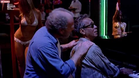 Naked Unknown In Os Desafinados