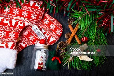 크리스마스 양말 선물 선물 산타 클로스 계 피와 함께 스타킹 크리스마스 장식 및 나무 배경 위에 걸려 장난감 상위 뷰 12월에 대한 스톡 사진 및 기타 이미지 Istock