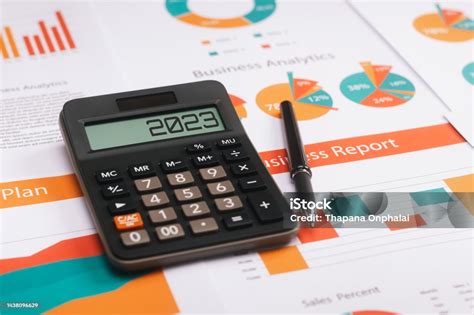 2022년이 표시된 계산기 2023년 계산기 성장 차트 분석 및 투자 영업 이익을 극대화하기 위한 사업 계획 및 전략 장기 사업 계획2023년 계산기 성장 차트 분석 및