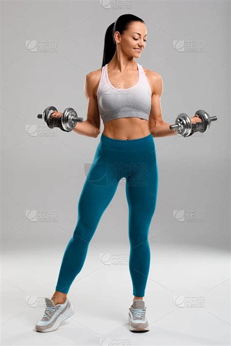 运动女人肱二头肌健美身材灰色背景哑铃举重训练背景分离动机晒黑素材 花瓣网 运动女人肱二头肌健美身材灰色背景哑铃举重训练背景分离动机晒黑素材 花瓣网