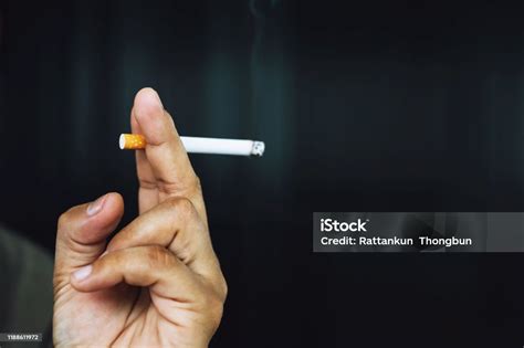 손에 담배를 피우는 남자를 들고 담배 연기 확산 어두운 검은 색 배경 직접 작업할 수 있습니다 개념에 대한 스톡 사진 및 기타 이미지 Istock