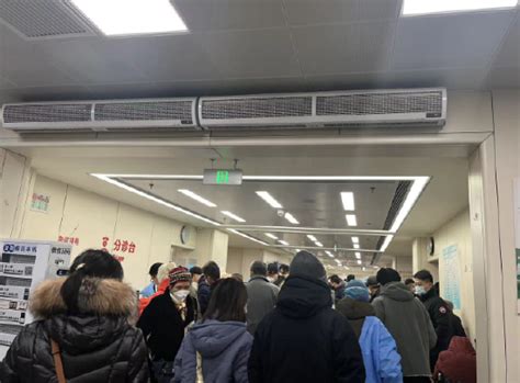 急诊科日与夜：挂号到面诊要等七八个小时，急救一线开启紧急招聘手机新浪网
