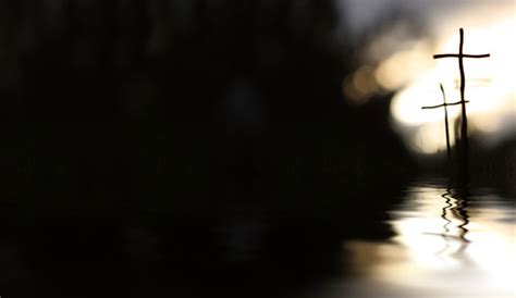 유토이미지 잔잔한 물가 예수그리스도의 거룩한 십자가와 파동 그리고 검은색 배경의 글씨 공간