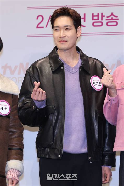 포토 정겨운 어색한 손가락 하트