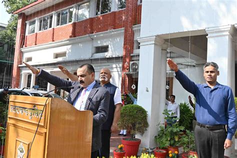 Dgp Administers Oath Of Unity To Police Officers Garhwal Post