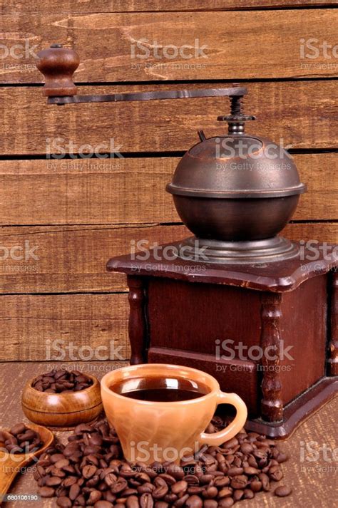 오래된 나무 커피 분쇄기와 나무 테이블에 구운 커피 콩 컵에 신선한 뜨거운 커피 0명에 대한 스톡 사진 및 기타 이미지 0명