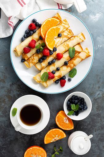 신선한 딸기와 함께 포장 하는 달콤한 팬케이크 아침 식사 평면도에 라즈베리와 블루베리 크레페 Maslenitsa에 대한 스톡 사진 및 기타 이미지 Istock