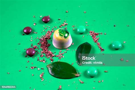 아름 답 고 맛 있는 초콜릿 과자 세트의 상위 뷰 모듬된 초콜릿 부스러기로 장식 0명에 대한 스톡 사진 및 기타 이미지 0명 갈색 로맨스 Istock