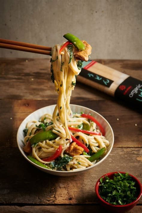 Udon Noodles Met Kip En Romige Knoflookspinazie Voedzaam And Snel