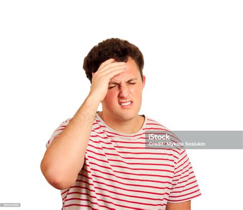 들고 피곤된 불행 한 남자 서이 마에 손을 하 고 직장에서 거 대 한 압력 때문에 두통을 겪고 있다 감정적인 남자 흰색 배경에 고립 광고에 대한 스톡 사진 및 기타 이미지