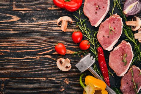 신선한 야채와 로즈마리와 나무에 향신료는 쇠고기 스테이크 최고의 볼 수 있습니다 텍스트에 대 한 여유 공간입니다 고기에 대한 스톡 사진 및 기타 이미지 Istock