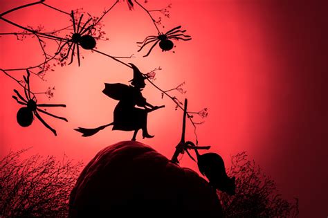 마녀는 안식일에 날아간다 비행 마녀 실루엣과 거미 빨간 네온 그라데이션 빛 복사 공간과 창조적 인 트렌디 한 할로윈 배경 10월에 대한 스톡 사진 및 기타 이미지 Istock