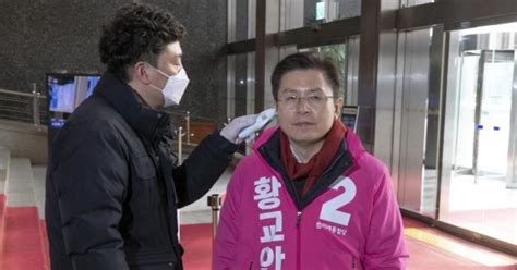 발열검사 받는 황교안 대표
