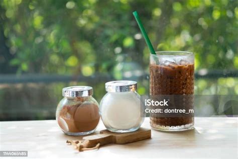 설탕과 흑 설탕이 함유 된 아이스 모카 커피를 유리병에 넣고 음료에 달 콤 함 0명에 대한 스톡 사진 및 기타 이미지 0명 각얼음 검은색 Istock