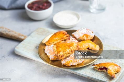 딸기 하트 팝 타르트 콘크리트 배경에 상단에서 촬영 맛있는 토스터 페이스트리 0명에 대한 스톡 사진 및 기타 이미지 0명 구도 누워있기 Istock