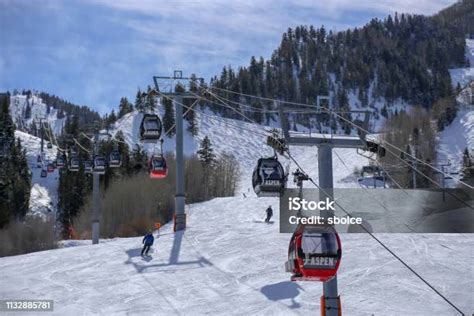 겨울 콜로라도의 아스펜 산에서 스키어와 곤돌라 리프트 아스펜 콜로라도에 대한 스톡 사진 및 기타 이미지 아스펜 콜로라도 스키타기 겨울 Istock