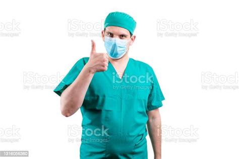 마스크와 모자를 쓰고 엄지손가락을 치켜들고 있는 의사 Stem 주제에 대한 스톡 사진 및 기타 이미지 Stem 주제 간호사 건강관리와 의술 Istock