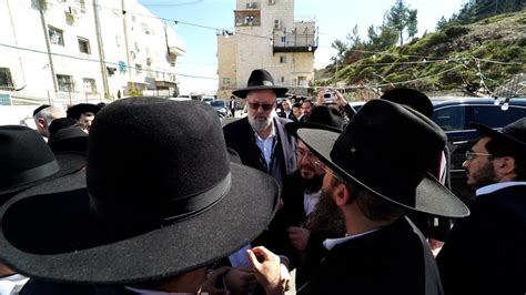 הינוקא ניחם את משפחת פאלי וערך תפילה מיוחדת צפו