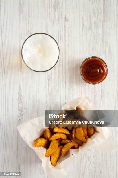 종이 상자 바베 큐 소스와 흰색 나무 테이블에 맥주의 유리에서 웨지 감자 튀김 평평한 누워 위 로부터 오버 헤드 평면도 구이에 대한 스톡 사진 및 기타 이미지 Istock