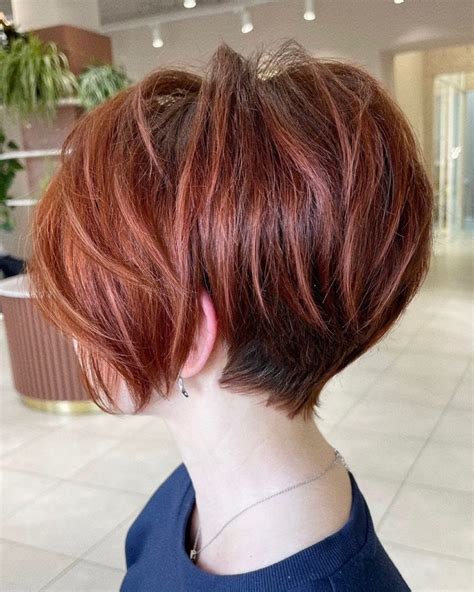 18 Best Feathered Bob Styles For A Voluminous And Feminine Look