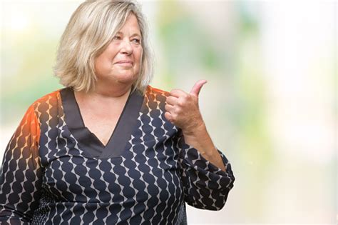 시 니 어 플러스 사이즈 이상의 백인 여자 절연 배경 생기고 엄지 측면 가리키는 행복 한 얼굴로 웃 고 가리키기에 대한 스톡 사진 및 기타 이미지 Istock