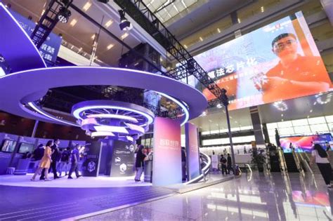 搭乘未来车漫游元宇宙小布带你探营2022世界人工智能大会现场