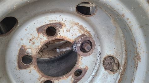 트랙터 트레일러 타이어 교환 하는데 볼트가 함께 빠져서