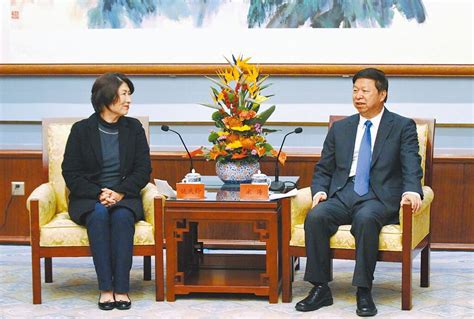 國民黨發言人先前說：我們是舔共網紅不得入黨 結果昨天台東縣長、國民黨發言人 跑去會見想統一台灣的中共台辦主任 難怪你半夜臨時推掉跟我們辯論的