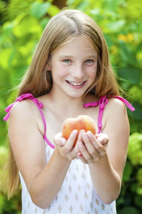 Ritratto Di Giovane Bambina Bionda Con La Pesca Immagine Stock Immagine Di Vestito Persona
