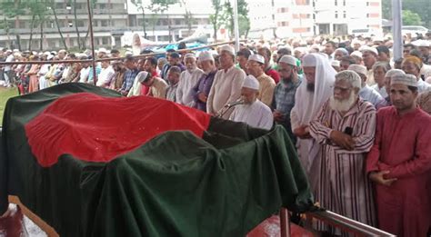 মায়ের শাড়ি জড়িয়ে কবরে শায়িত সিরাজুল আলম খান