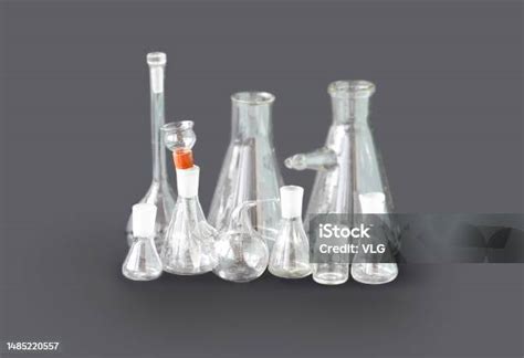 유리 볼륨 플라스크 에렌마이어 플라스크 실험실 플라나스카실험실 작업에 사용 화학 물질의 혼합 붓기 및 저장 0명에 대한 스톡 사진 및 기타 이미지 Istock
