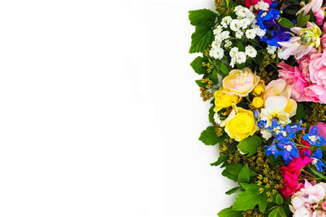 흰색 배경에 꽃 구성 오버 헤드 상단 보기 플랫 레이 공간을 복사합니다 생일 어머니의 발렌타인 여성의 결혼식 날 개념 로즈 델피늄 모란 0명에 대한 스톡 사진 및 기타