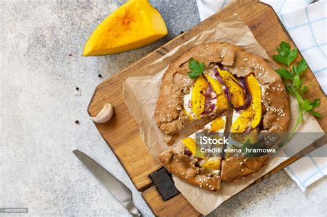 돌 테이블에 호박과 리코타 치즈를 곁들인 건강한 수제 통곡물 채식 파이 수제 호박 갈레트 위에서 본 모습 공간을 복사합니다 0명에 대한 스톡 사진 및 기타 이미지 Istock