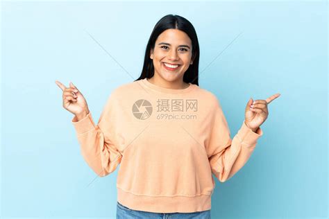 年轻拉丁女青年在蓝背景与世隔绝指高清图片下载 正版图片504432532 摄图网