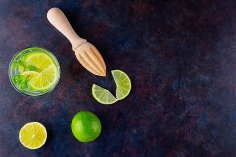 라임과 민트를 유리에 넣고 칵테일 모히토 어두운 배경에 모히토 한 잔 라임과 상쾌한 민트 칵테일 주입된 물 맨 위 보기 복사 공간 0명에 대한 스톡 사진 및 기타 이미지