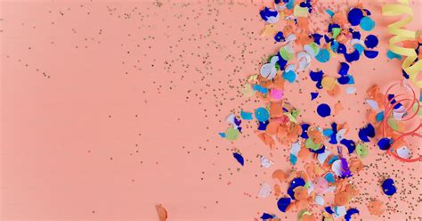 화려한 파티 색종이 배경의 상위 보기입니다 축하 개념 사진 Unsplash의 색종이 조각 이미지