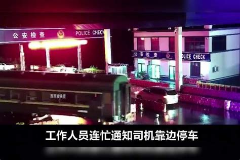 嚣张半挂车，超限运输火车上高速被拦停，司机：罚款也要上高速！运输
