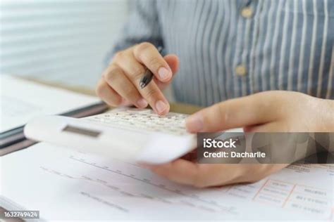 투자 차트를 분석하는 여성 사업가 회계사와 문서 위에 계산기 버튼을 누른다 회계 부기 사무원의 은행 고문 및 감사인 개념 개념에 대한 스톡 사진 및 기타 이미지 Istock