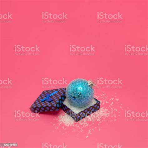 파스텔 핑크 배경에 선물 상자에 있는 최소한의 눈 덮인 파란색 크리스마스 싸구려 겨울 홀리데이 컨셉 0명에 대한 스톡 사진 및 기타 이미지 Istock