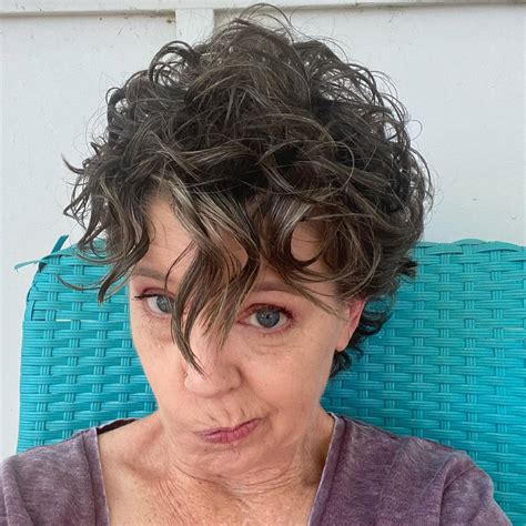 29 Flattering Pixie Haircuts For Women Over 60 With Fine Hair