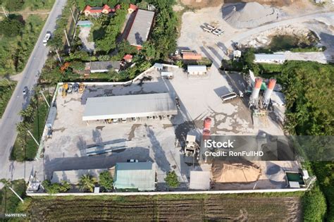 콘크리트 플랜트 또는 배치 플랜트가 평면도에 있습니다 생산을 위한 건물 및 장비는 건설 작업을 위해 시멘트 물 모래 암석 또는 자갈과 같은 골재 재료를 혼합하여 콘크리트를