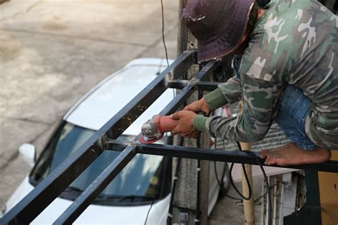 계약자는 전기 분쇄기를 사용하여 강철 용접 지점을 장식하고 있습니다 건설업자에 대한 스톡 사진 및 기타 이미지 건설업자 건축물 금속 산업 Istock