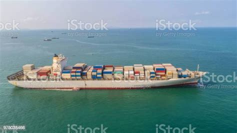 컨테이너 내보내기 및 가져오기 사업과 물류 배 크레인에 의해 항구 화물 배송 전송 국제 물 공중 보기 및 평면도입니다 0명에