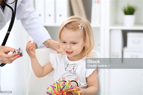 병원에서 의사와 환자 아기입니다 어린 소녀는 청진 기를 소아과 의사에 의해 시험 되 고 건강 관리 보험 및 도움말 개념 건강 진단에 대한 스톡 사진 및 기타 이미지 Istock