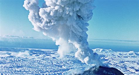 堪察加半岛两座火山一昼夜喷发两次火山灰 俄罗斯卫星通讯社