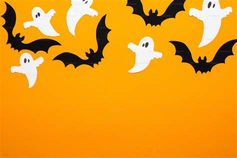 해피 할로윈 개념입니다 할로윈 장식 박쥐 주황색 배경에 유령의 프레임 복사 공간이 있는 할로윈 파티 인사말 카드 모형 평평한 누워 평면도 오버 헤드 사진